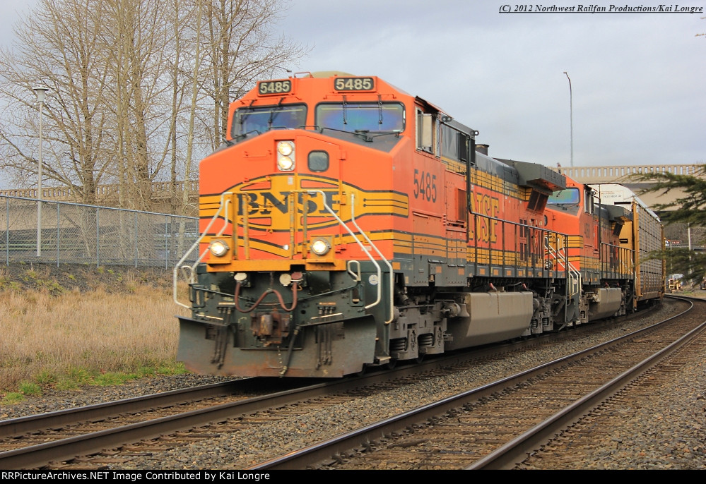 BNSF 5485 leads the V-TACLPC at Kelso, WA